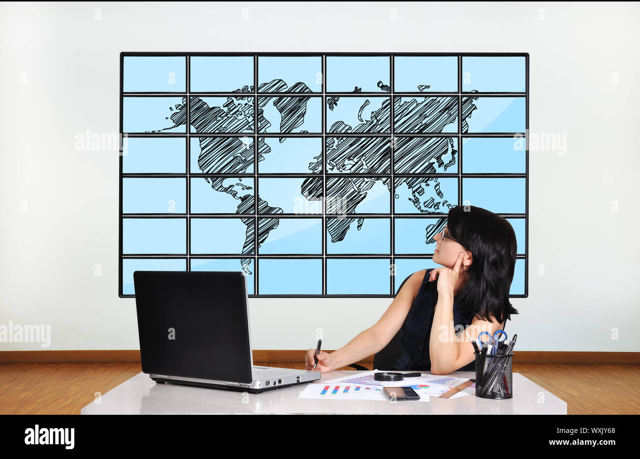 Girl looking world map hi-res stock photography and images - Alamy