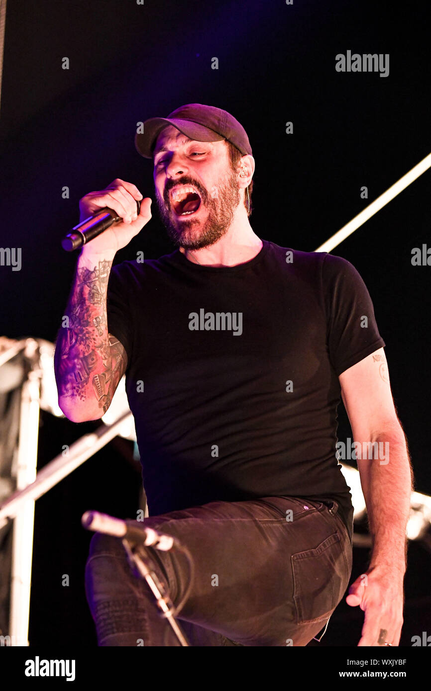 Benjamin burnley vocals hi-res stock photography and images - Alamy