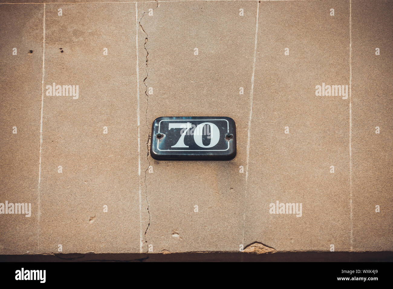 Retro public parking sign hi-res stock photography and images - Alamy
