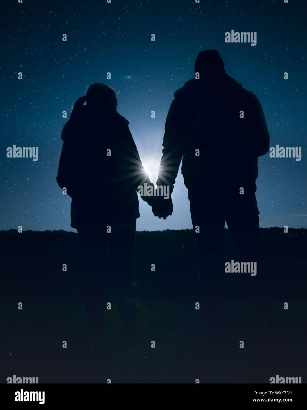 Couple silhouette moon hi-res stock photography and images - Alamy