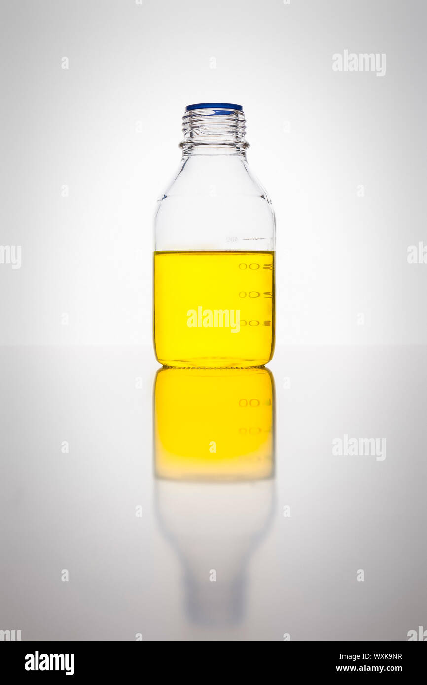 Yellow solution in glass beaker hi-res stock photography and images - Alamy