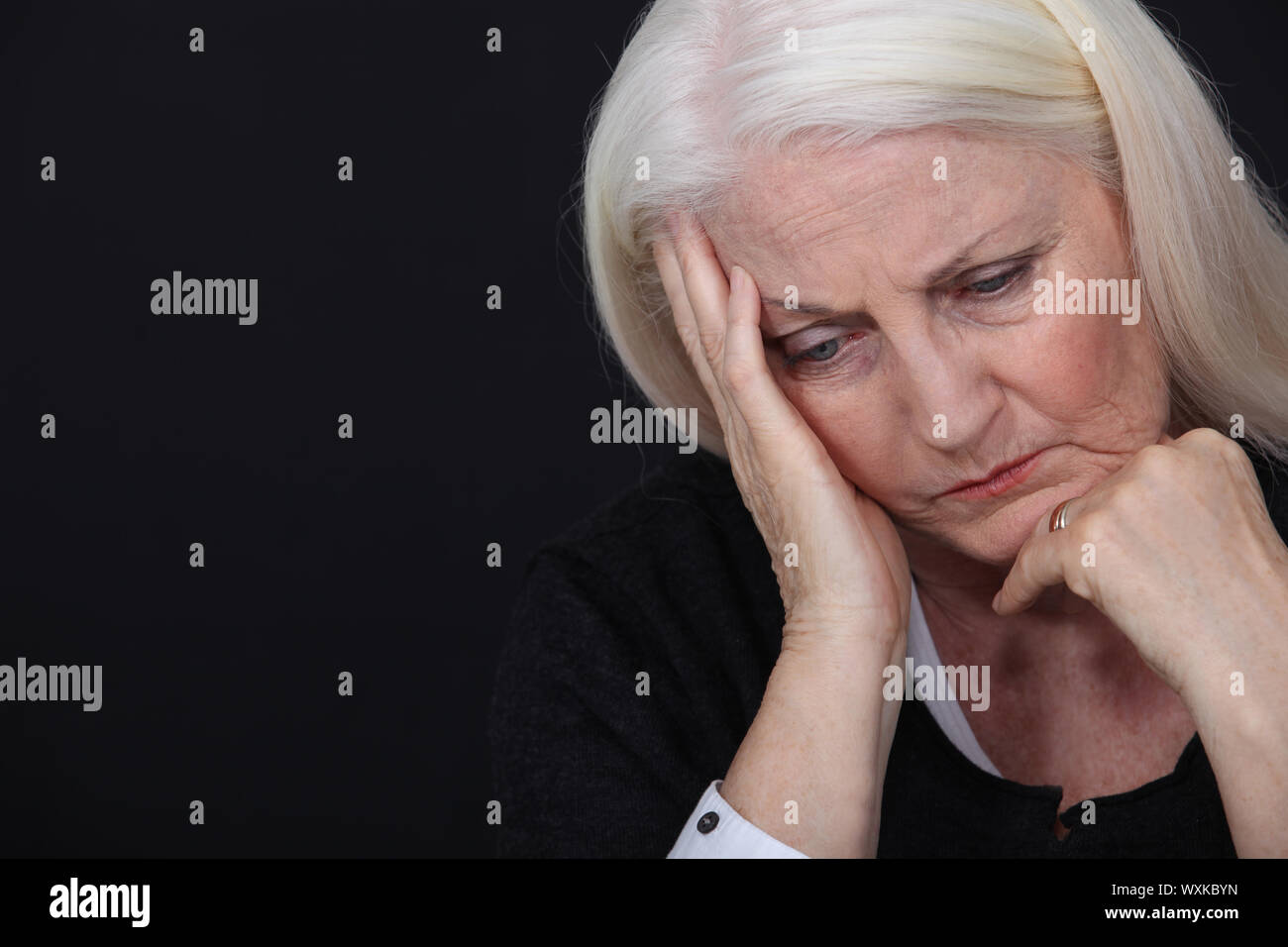 Elderly lady in pain Stock Photo - Alamy