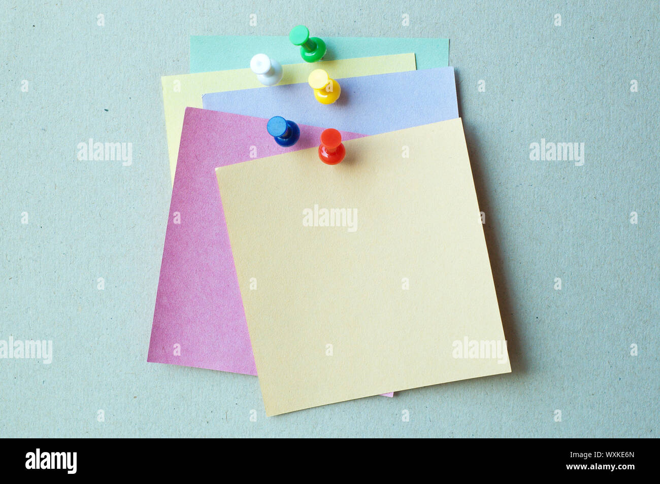 color pins with color note paper Stock Photo - Alamy