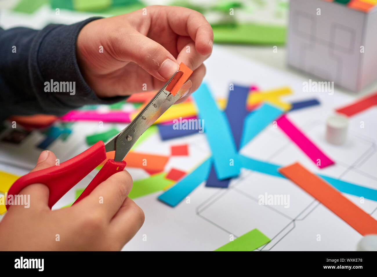 Children making craft hi-res stock photography and images - Alamy