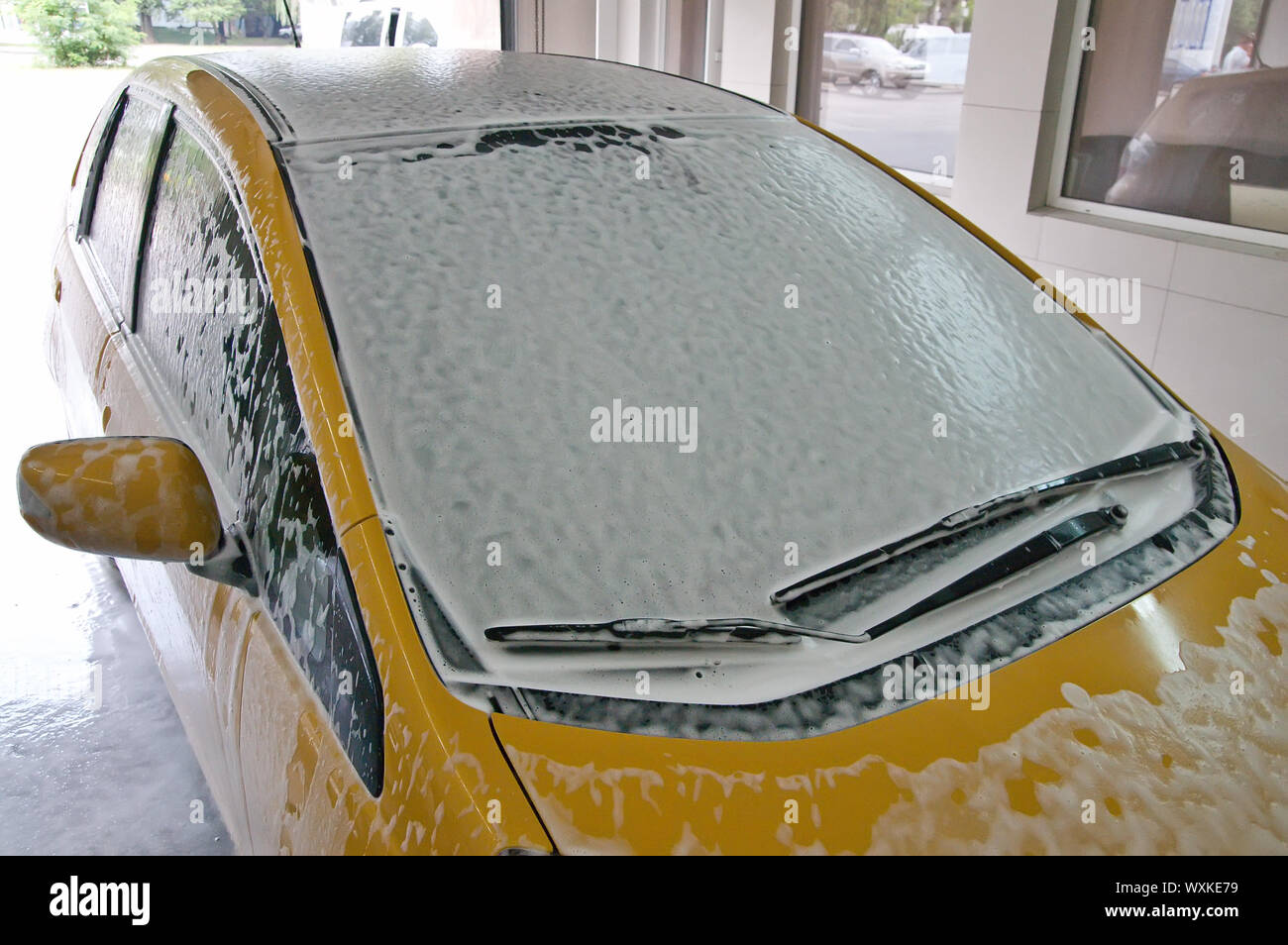 Yellow car wash sign hi-res stock photography and images - Alamy