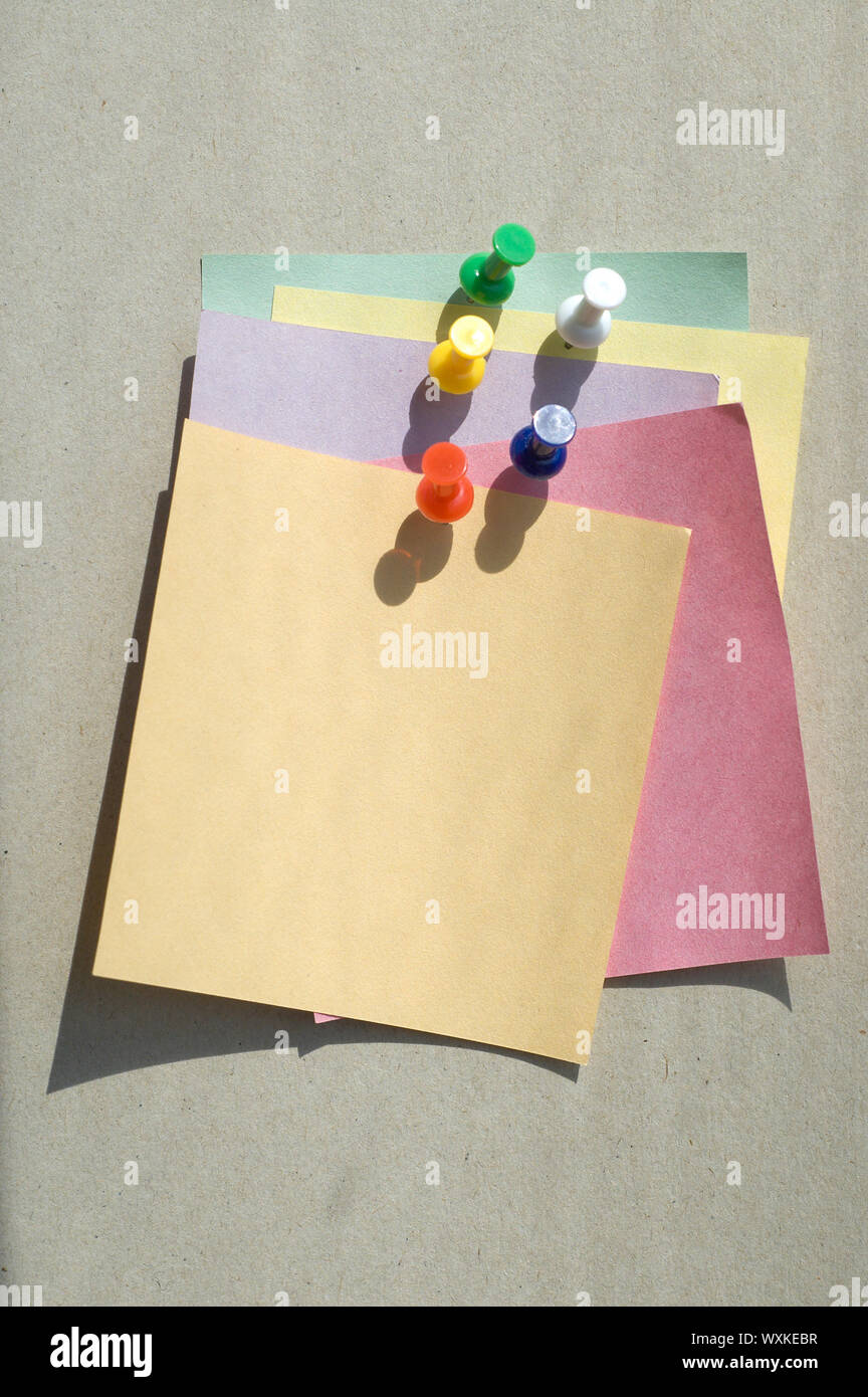 color pins with color note paper Stock Photo - Alamy