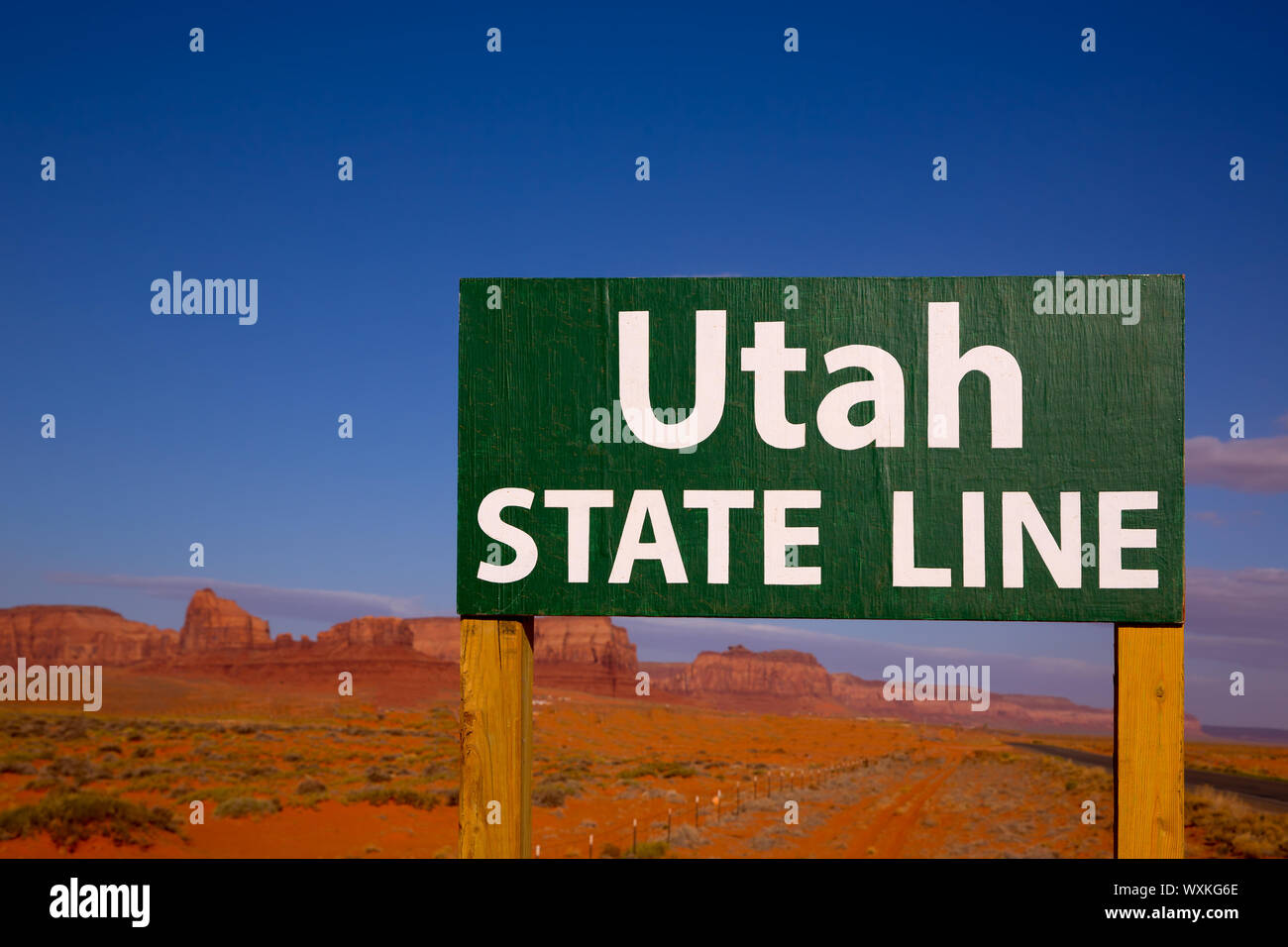 Road sign between Utah and Arizona State Line in Monument Valley Stock ...