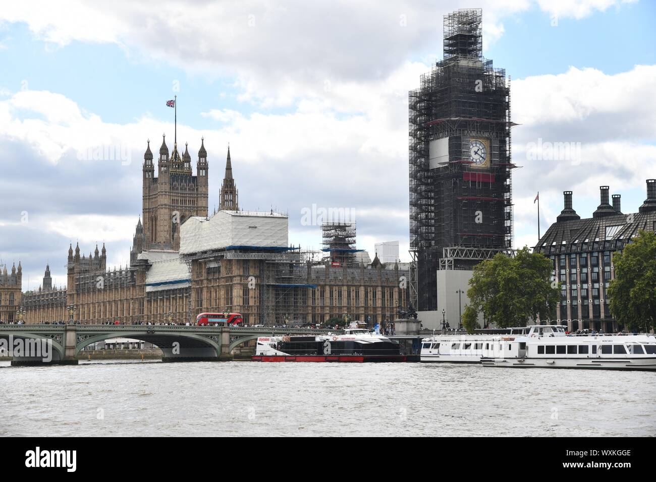 Flows through london hi-res stock photography and images - Alamy