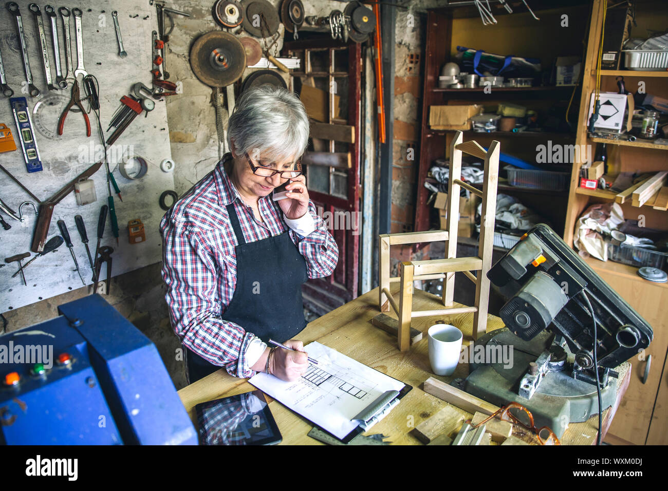 Female carpenter writing diy hi-res stock photography and images - Alamy