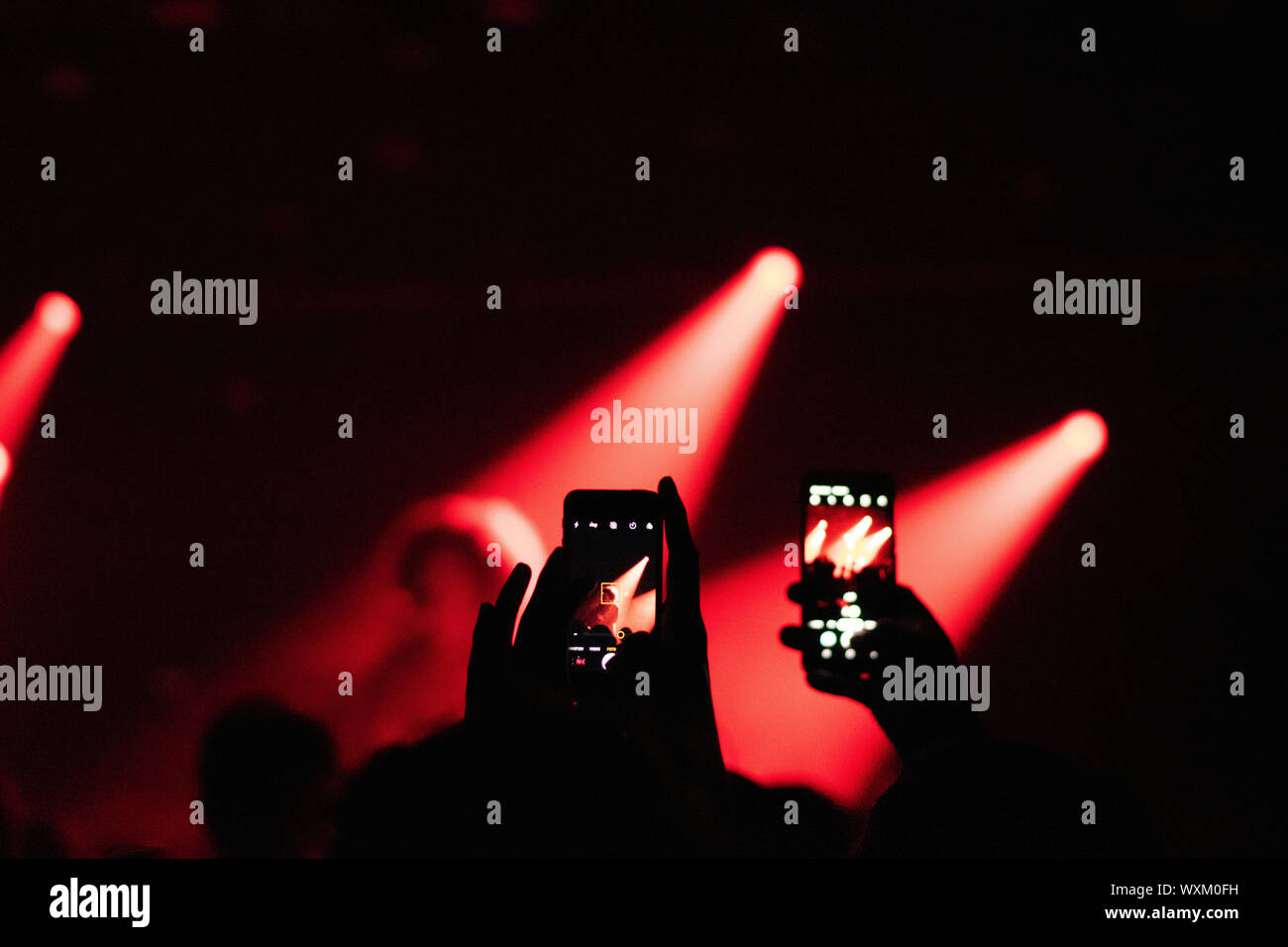 Concert audience phones hi-res stock photography and images - Alamy