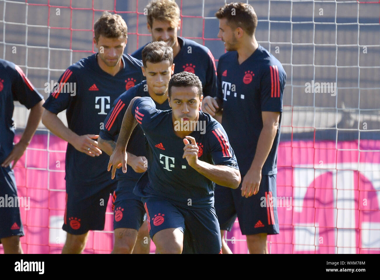 Fully focused: Thiago ALCANTARA (FCB), Philippe COUTINHO (FC Bayern ...