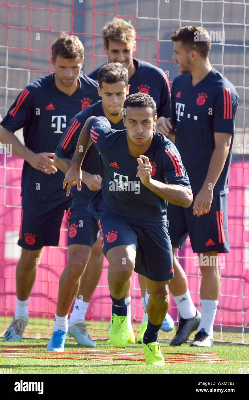 Fully focused: Thiago ALCANTARA (FCB), Philippe COUTINHO (FC Bayern ...