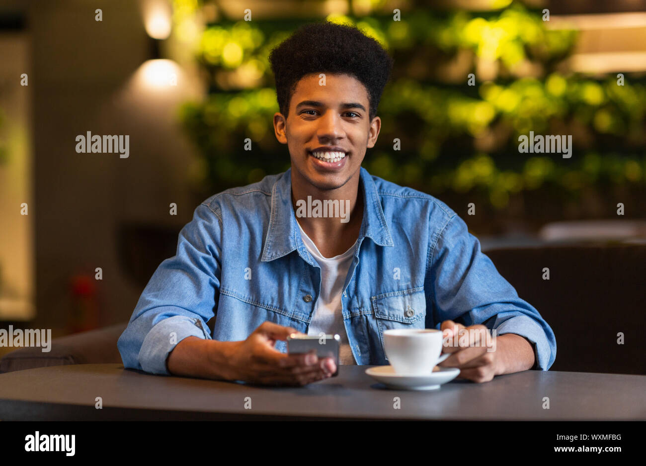 Teen coffee sharing hi-res stock photography and images - Alamy