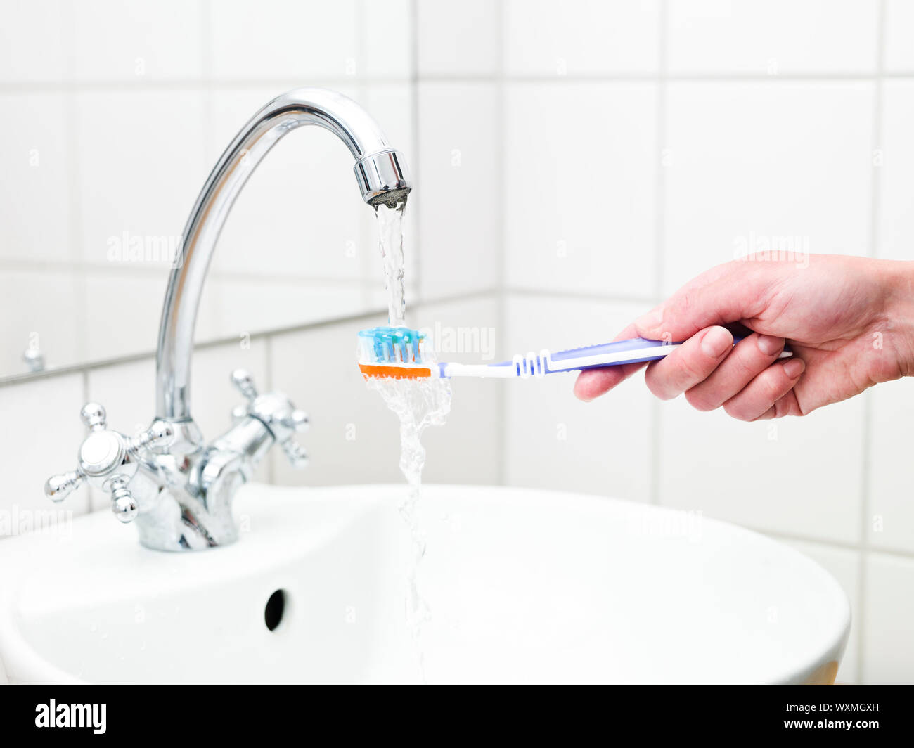 Toothbrush clean drain hi-res stock photography and images - Alamy