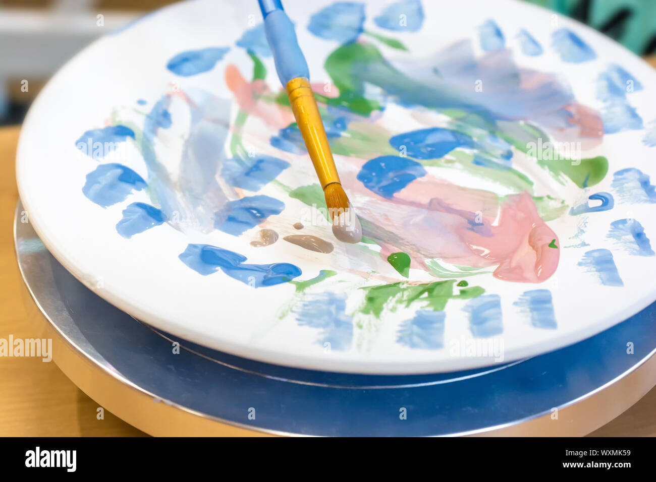Painting a plate for the design of your own dishes Stock Photo - Alamy