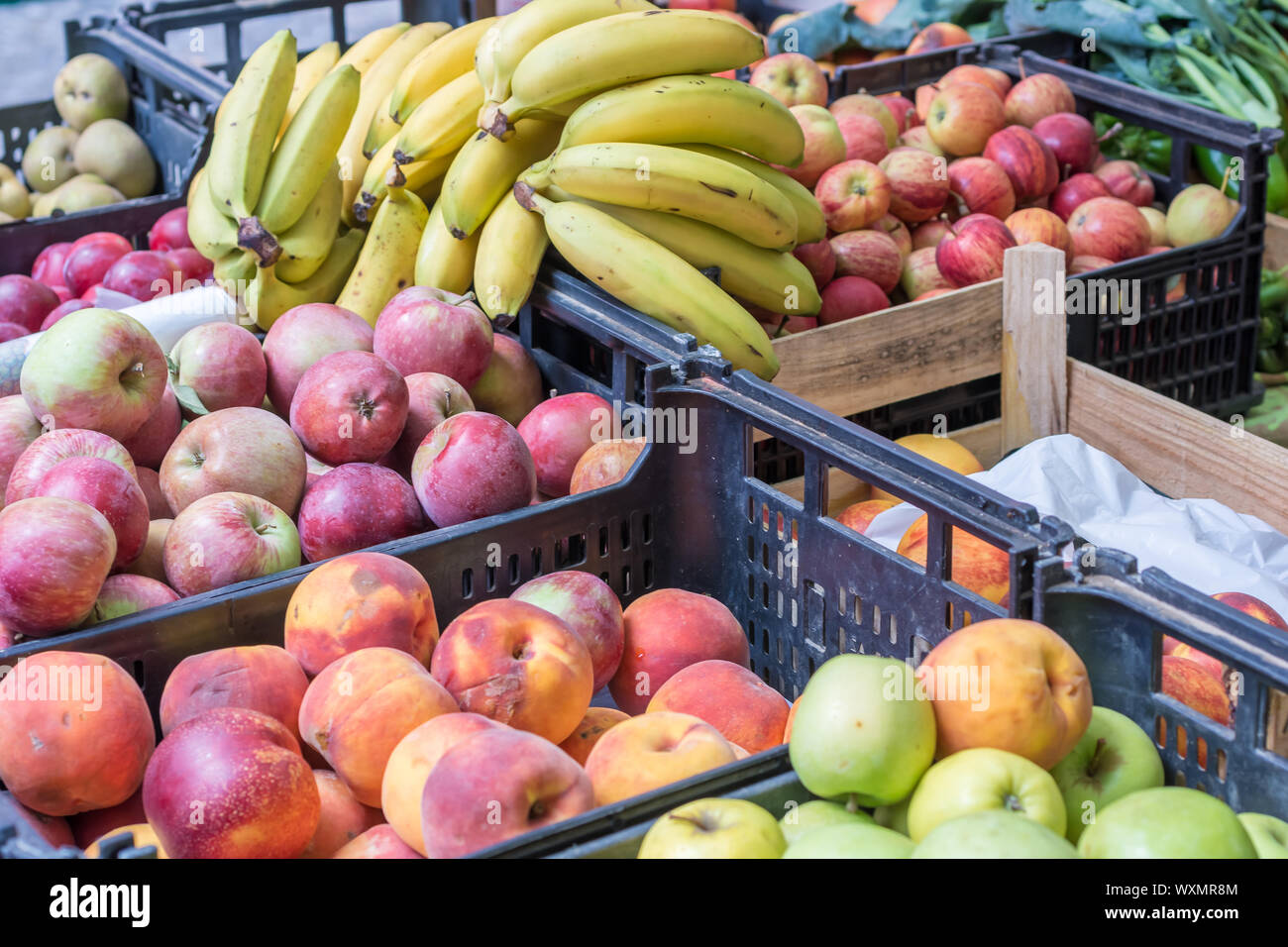 Nectarines on sale market hi-res stock photography and images - Alamy