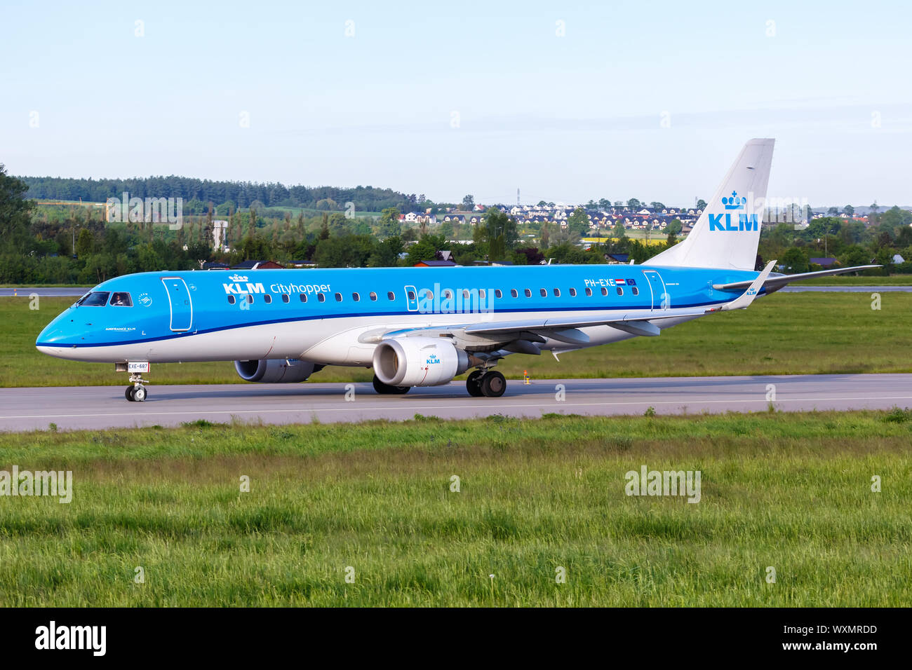 Embraer 190 klm hi-res stock photography and images - Alamy