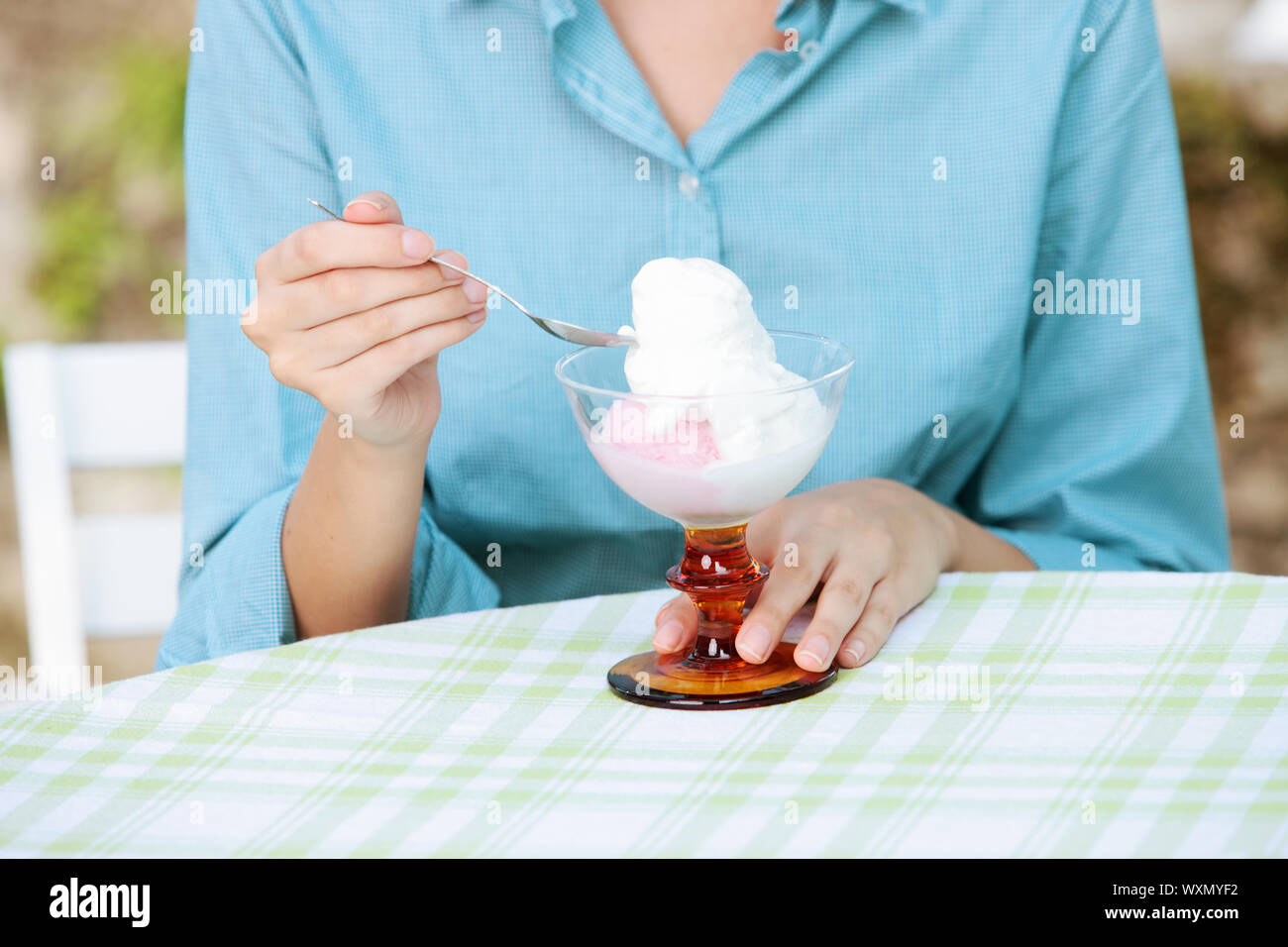 Man eating ice cream sundae hi-res stock photography and images - Alamy