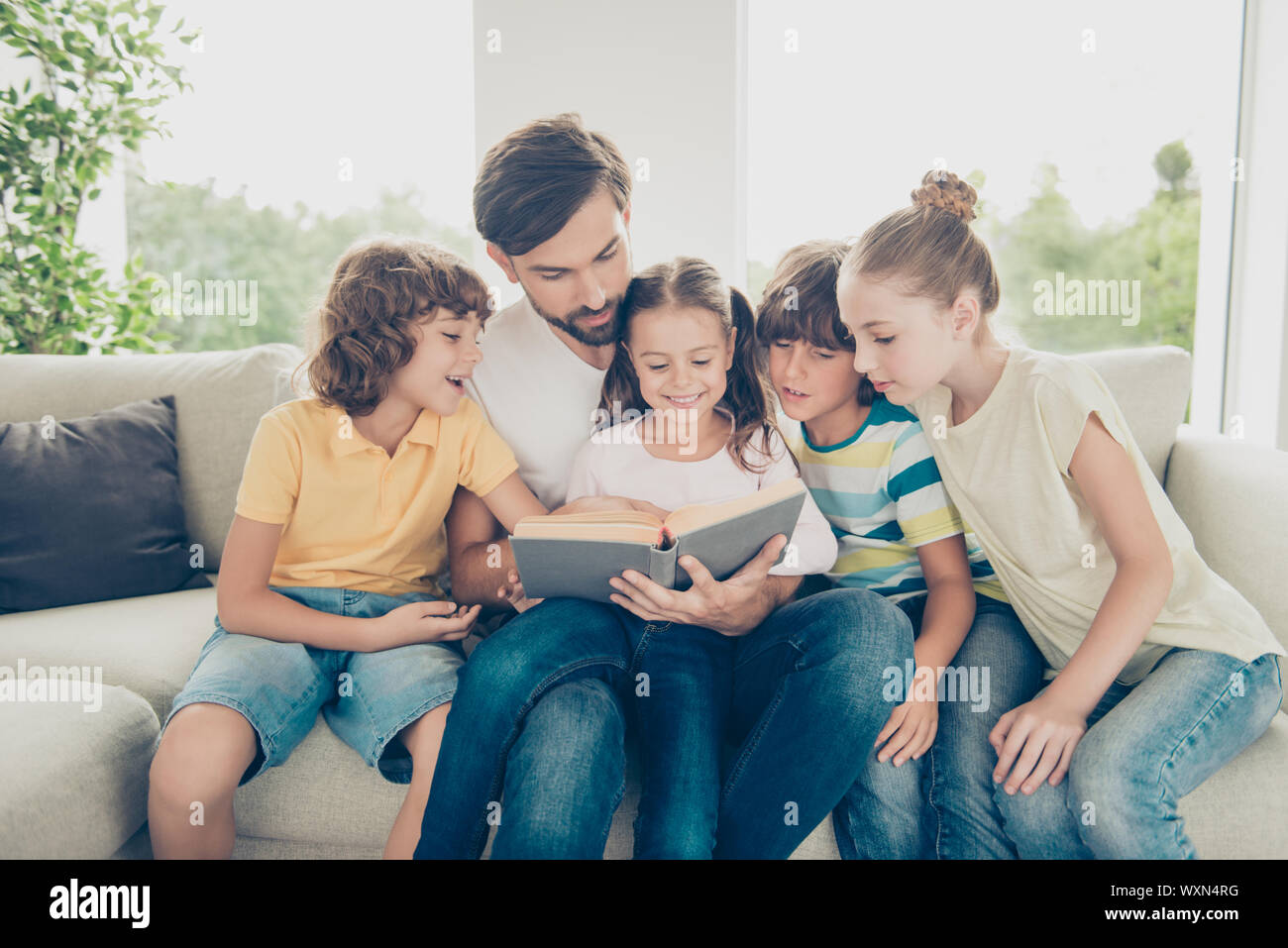 Pre teen read hi-res stock photography and images - Alamy