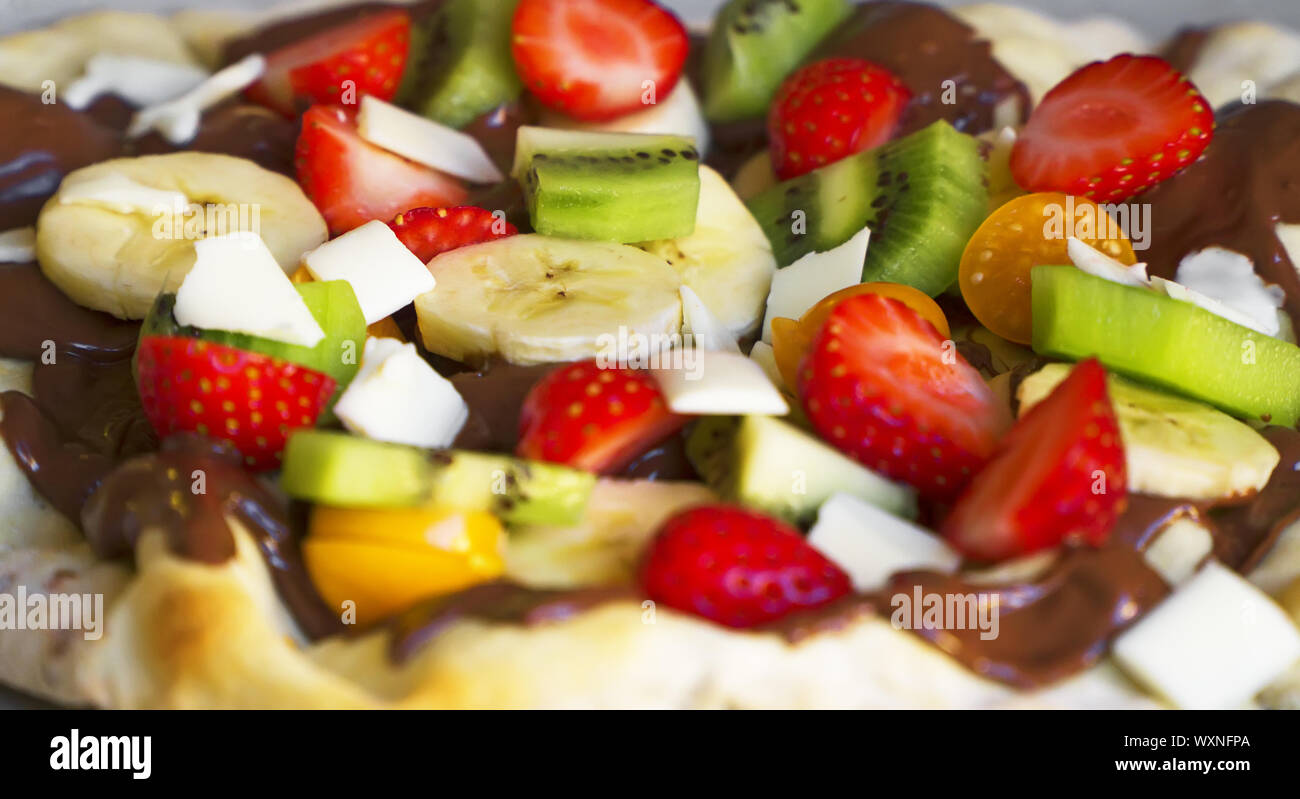 Sweet pizza made of fruits and chocolate spread Stock Photo - Alamy