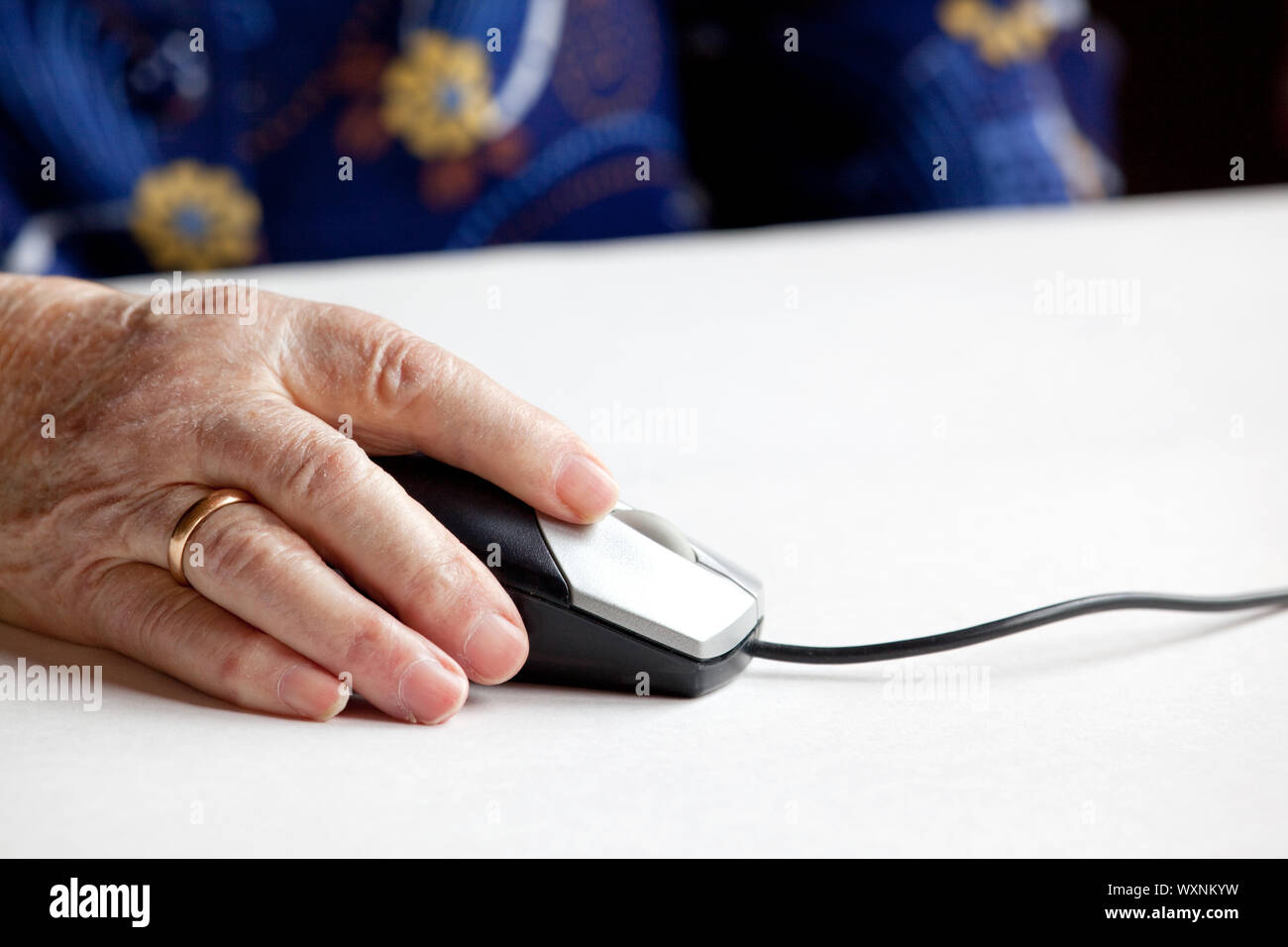 Elderly computer mouse hi-res stock photography and images - Alamy