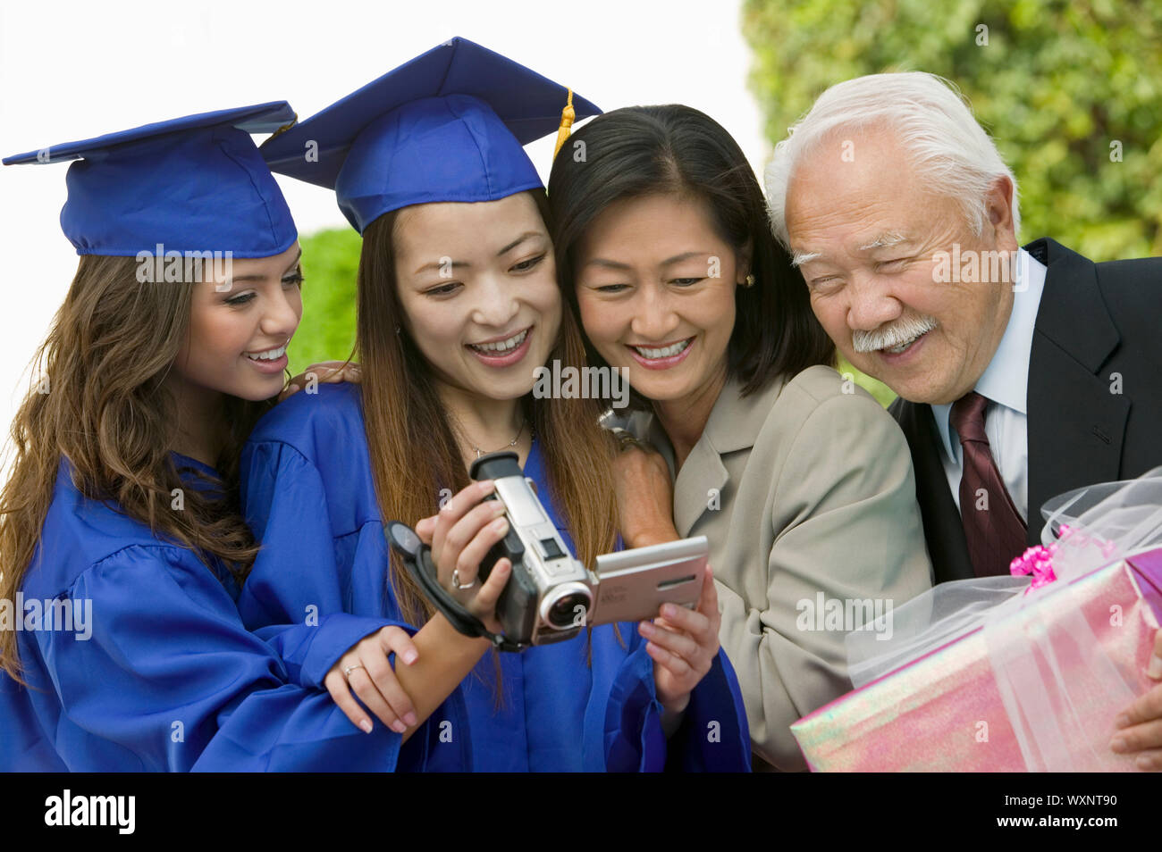 Women wearing graduation hats hi-res stock photography and images - Alamy