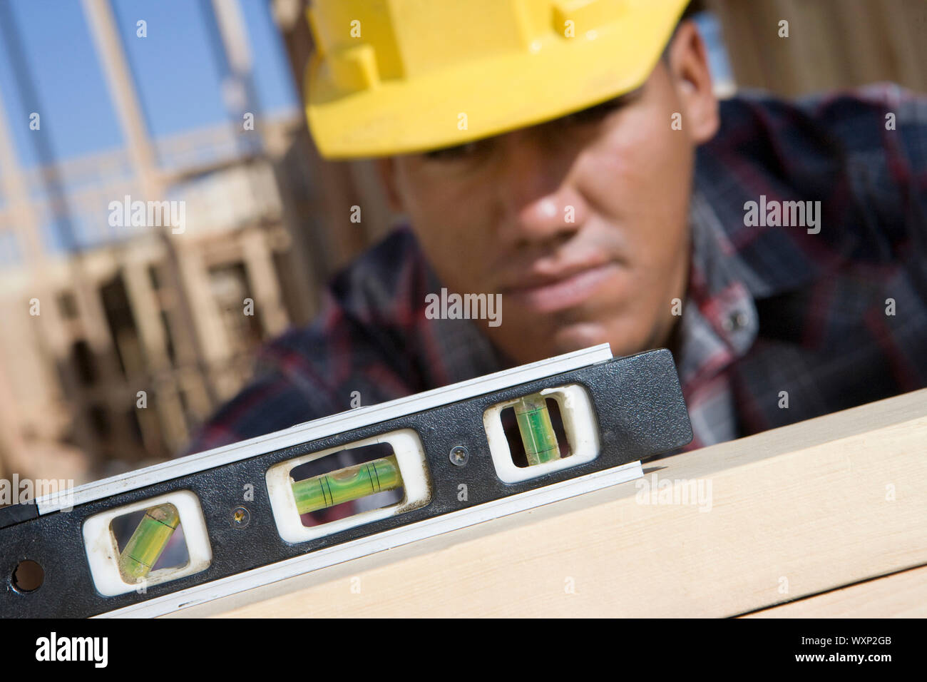 Construction worker using spirit level Stock Photo - Alamy