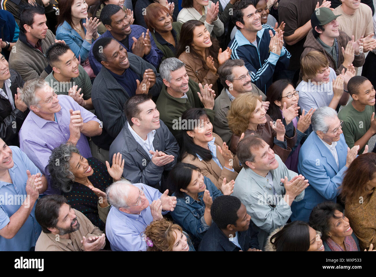 Crowd applauding hi-res stock photography and images - Alamy