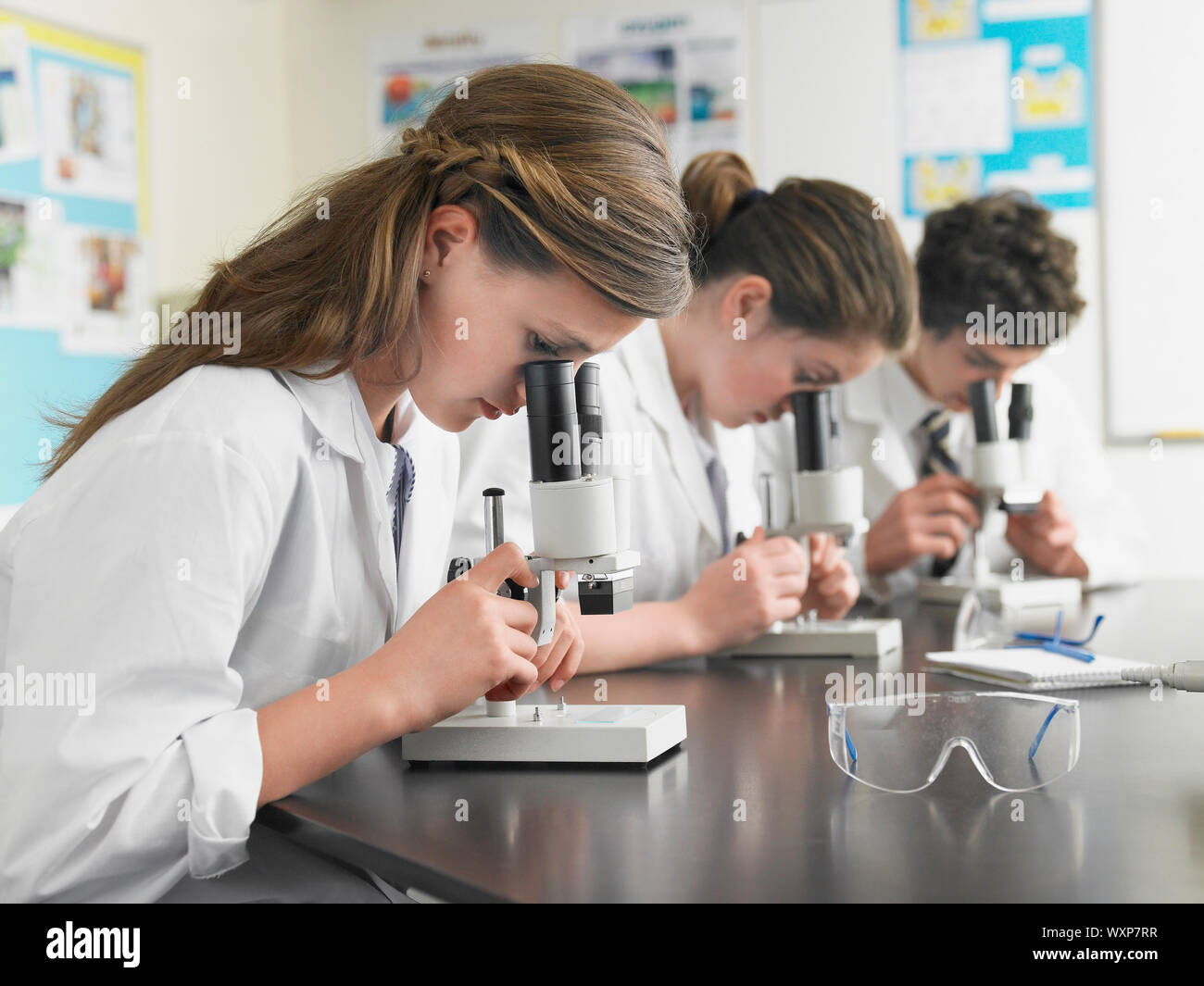 Kids using science lab equipment hi-res stock photography and images - Alamy