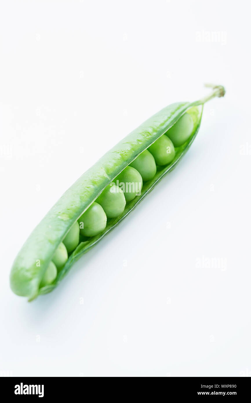 Empty pea pods hi-res stock photography and images - Alamy