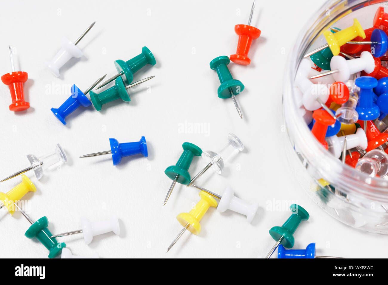 Multi colored map pins hi-res stock photography and images - Alamy