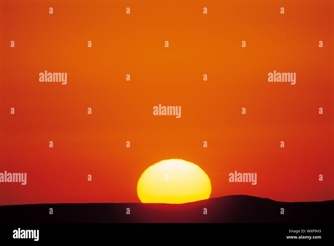 Sun setting down orange hi-res stock photography and images - Alamy
