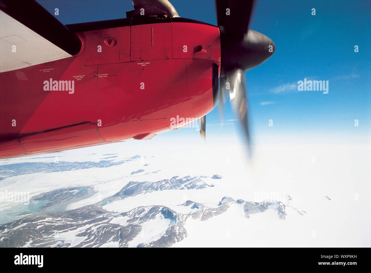 Airoplane flying overhead hi-res stock photography and images - Alamy