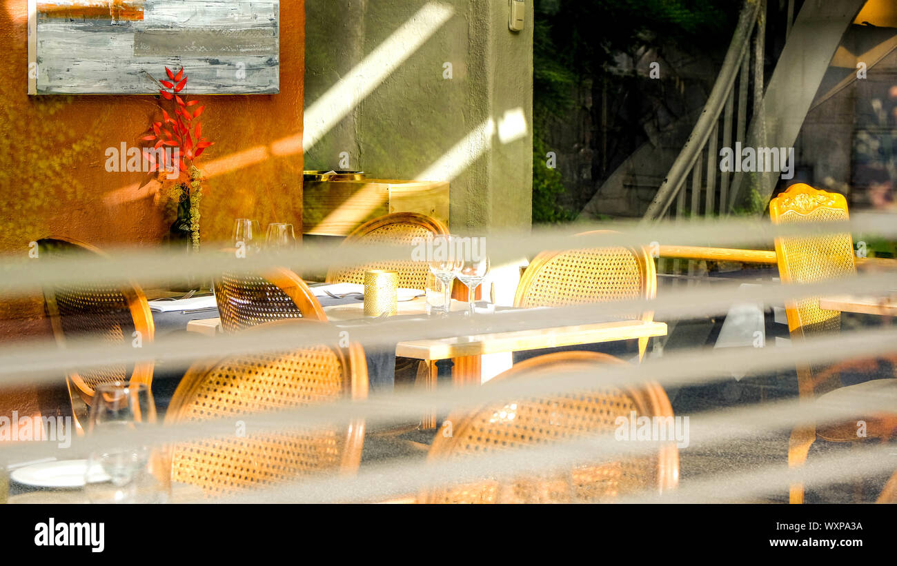 Wooden tables with flowers hi-res stock photography and images - Alamy