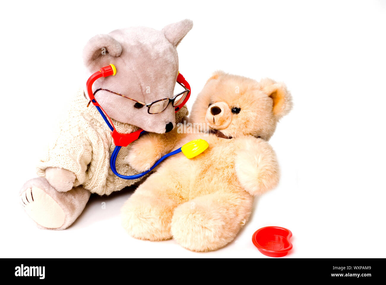 Doctor bear is examine his patient with a stethoscope Stock Photo - Alamy