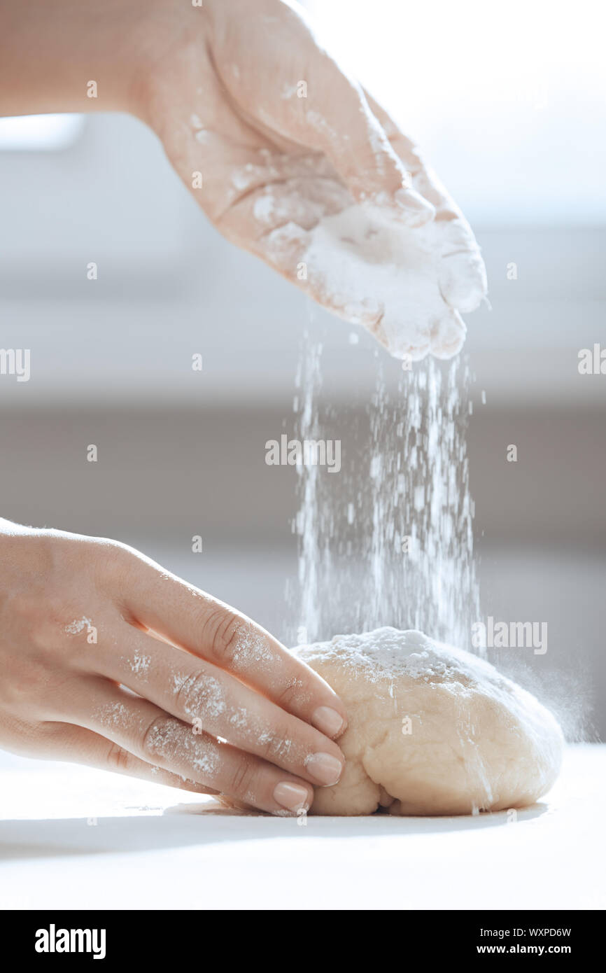 Flouring hi-res stock photography and images - Alamy