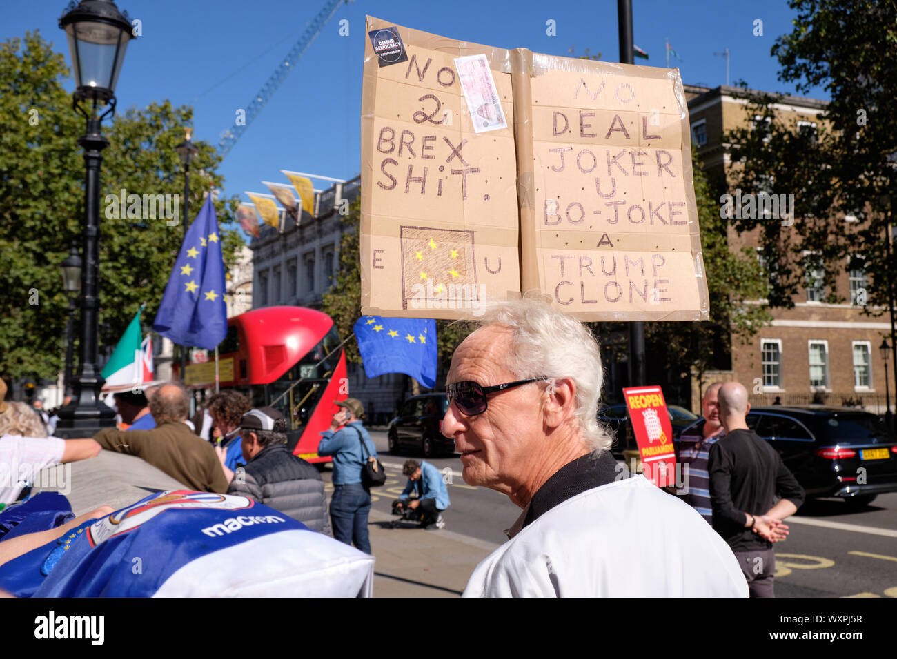Protesters holding protest signs hi-res stock photography and images ...