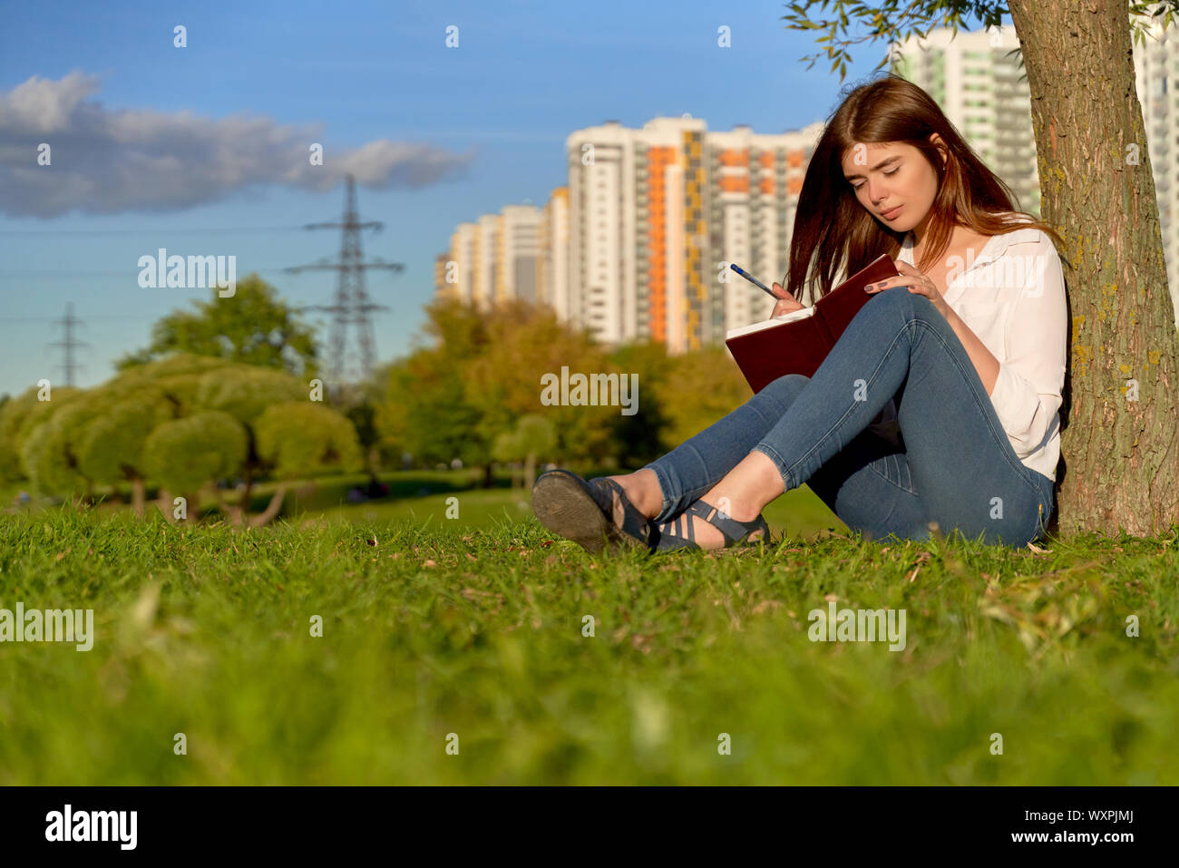 Student making notes outside hi-res stock photography and images - Alamy