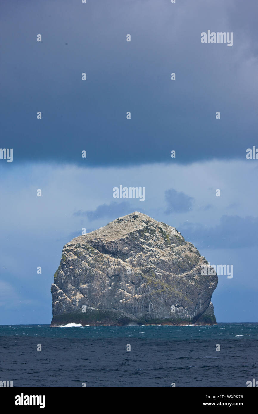 Isla Stac Lee y colonia de alcatraz. Archipielago St. Kilda. Outer ...