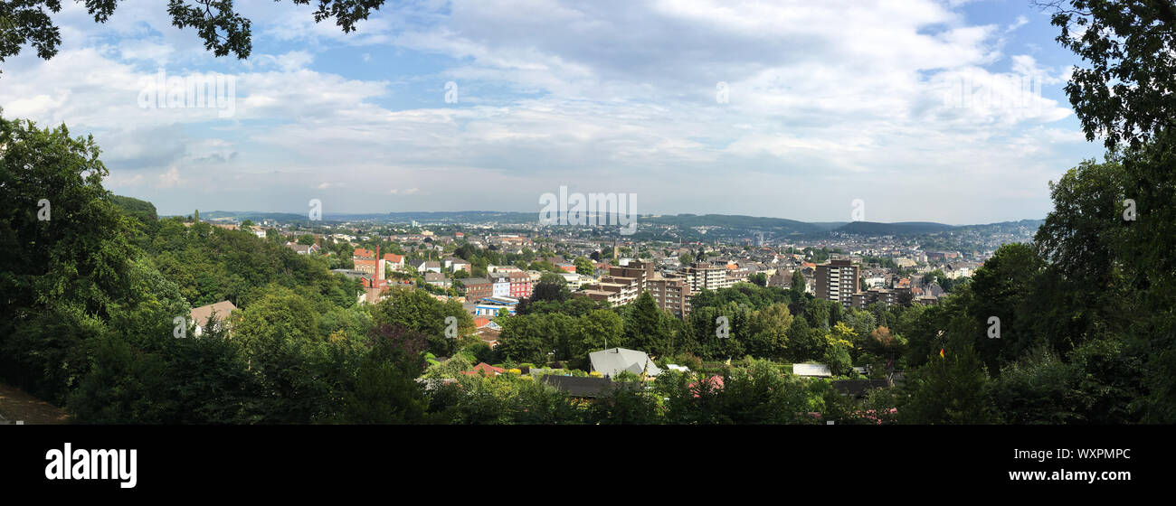 Barmen hi-res stock photography and images - Alamy