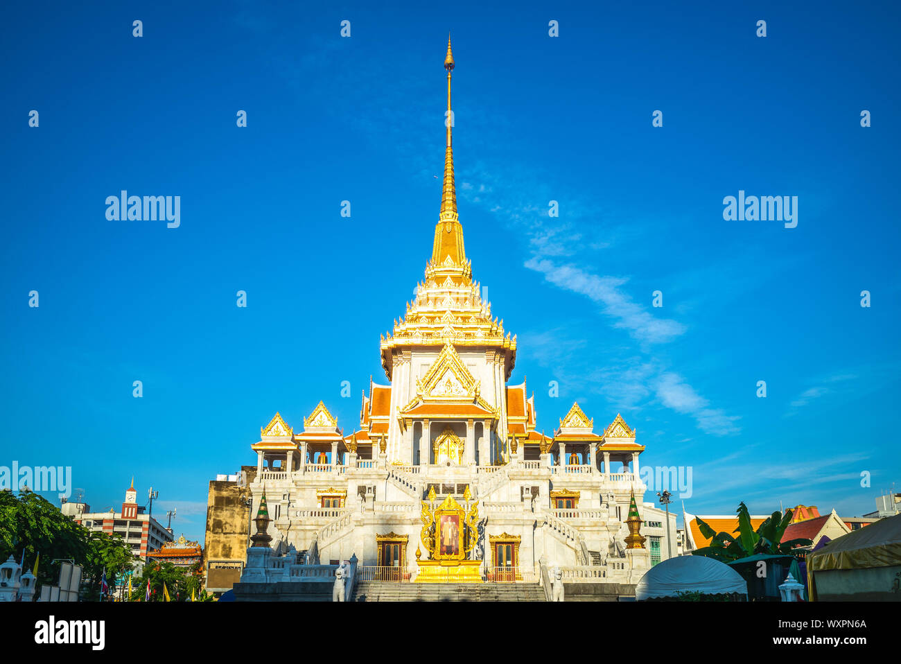 Golden buddha of wat traimit withayaram worawihan hi-res stock ...