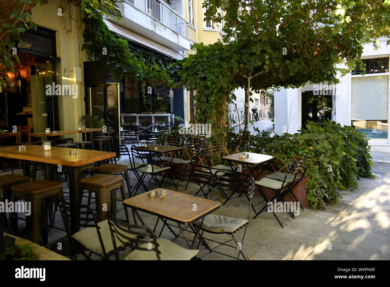 cafe, restaurant, bar, city, Athens, Greece Stock Photo - Alamy