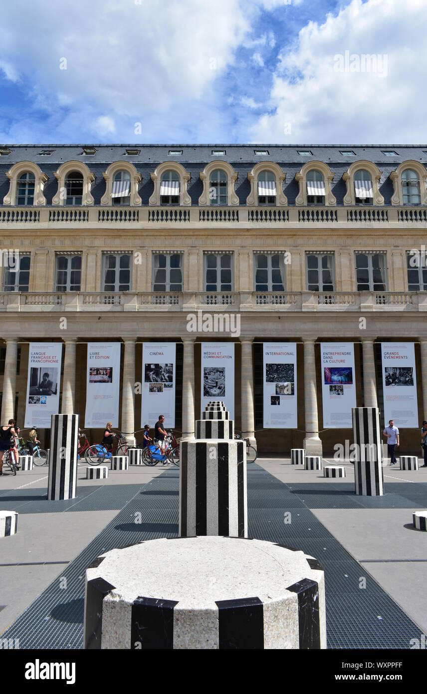 Les colonnes de buren palais hi-res stock photography and images - Alamy