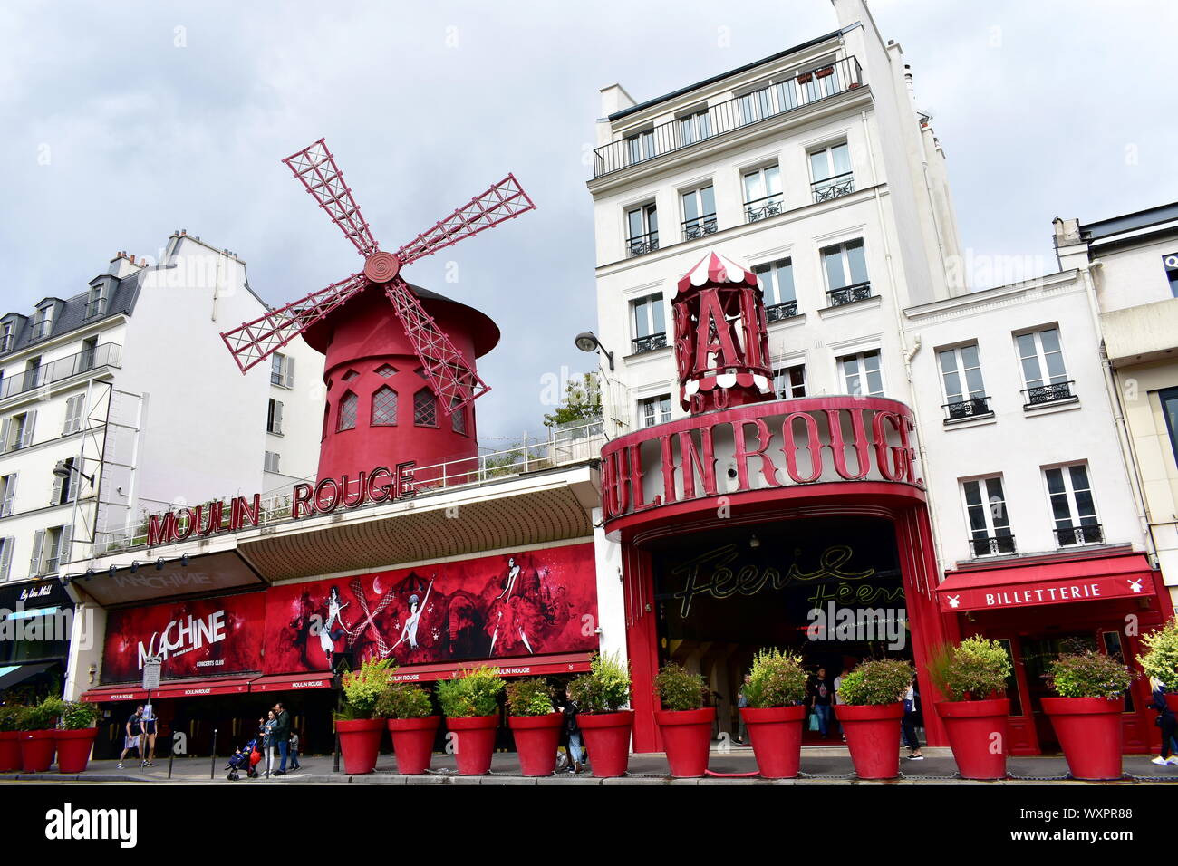 Moulin rouge spectacle hi-res stock photography and images - Alamy