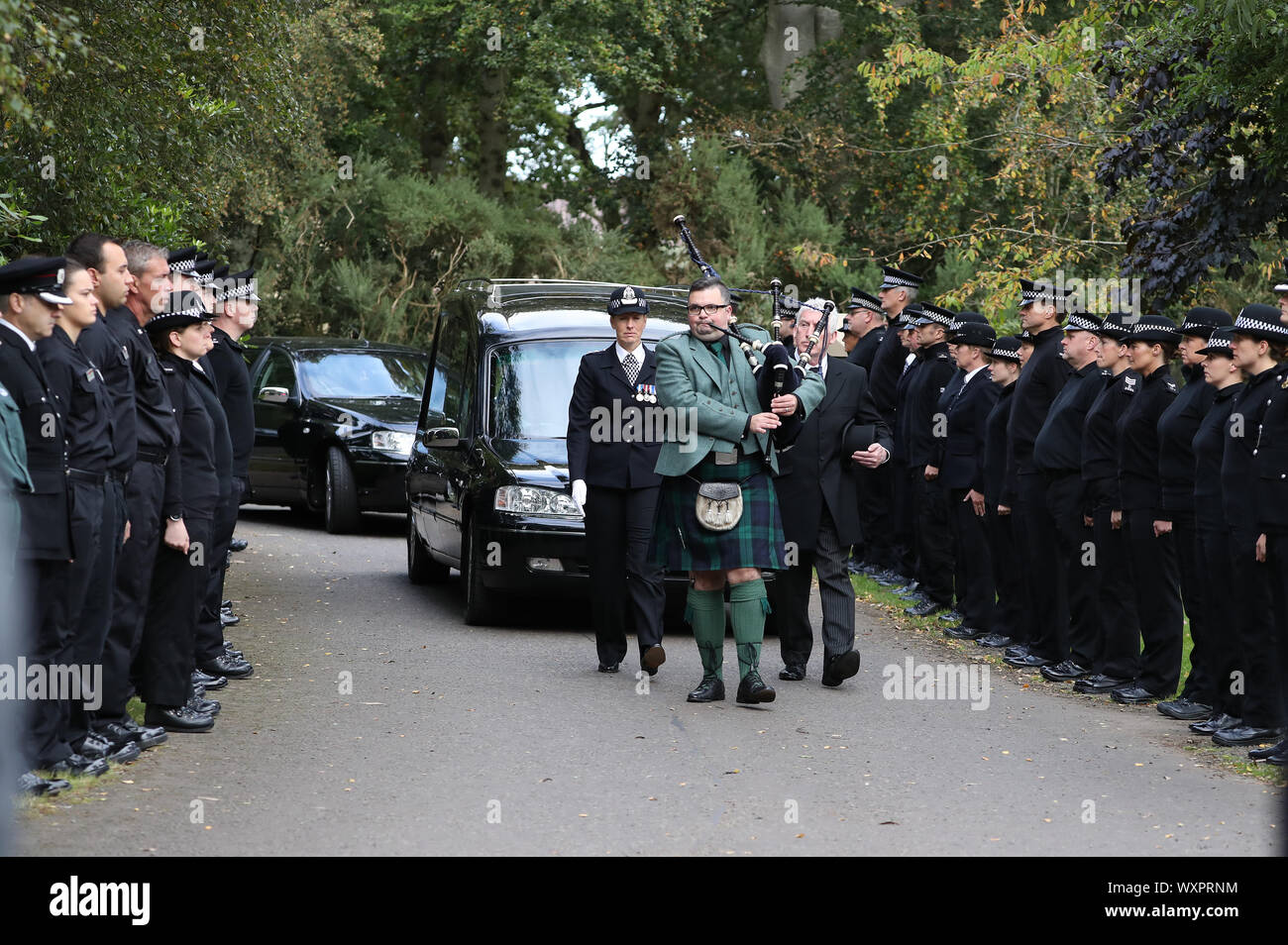 Hearse carrying coffin pc roy buggins hi-res stock photography and ...