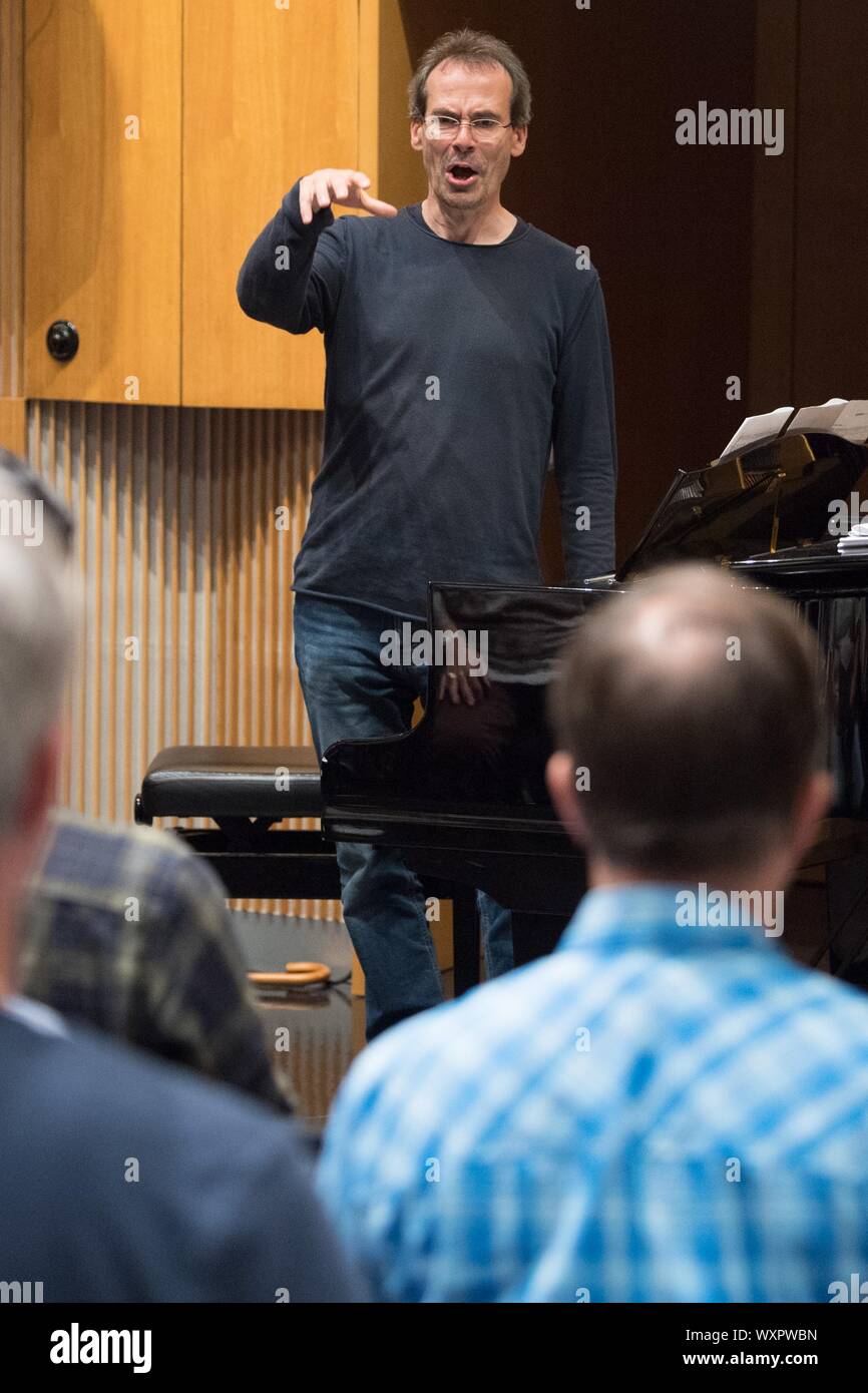 Dresden, Germany. 16th Sep, 2019. Choir director Gunter Berger conducts ...
