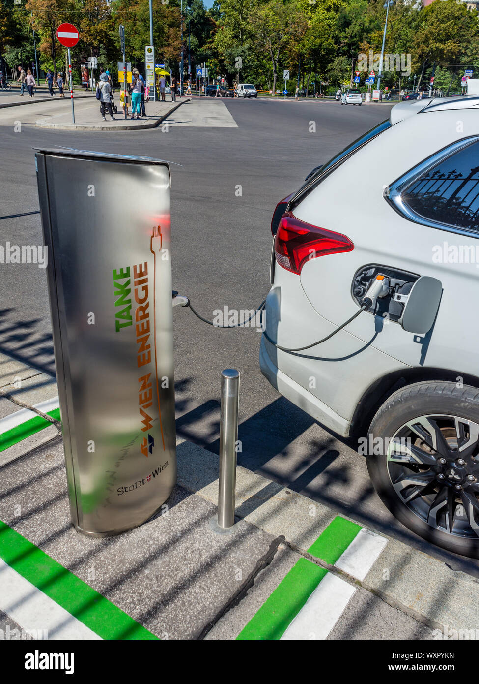 Mitsubishi Outlander PHEV connected to "Tanke Wien Energie - Plug-share ...