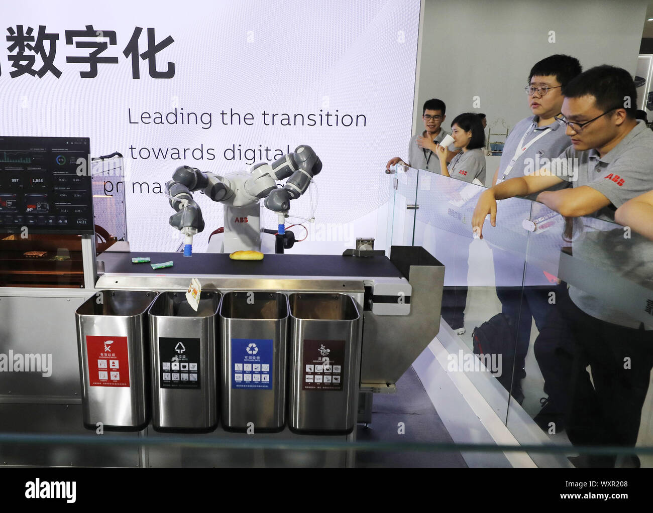 Garbage sorting robot hi-res stock photography and images - Alamy