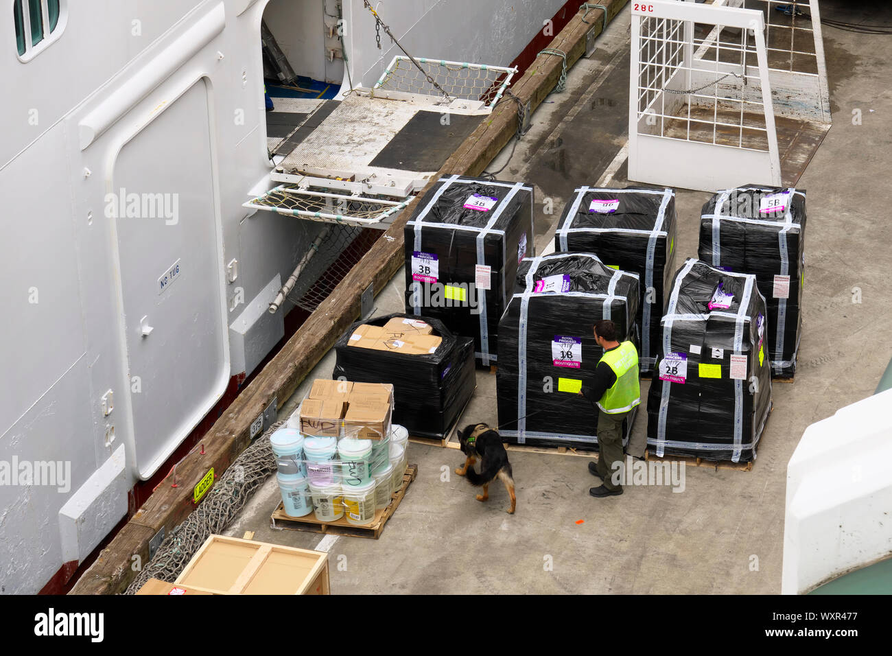 Ships cargo door hi-res stock photography and images - Alamy