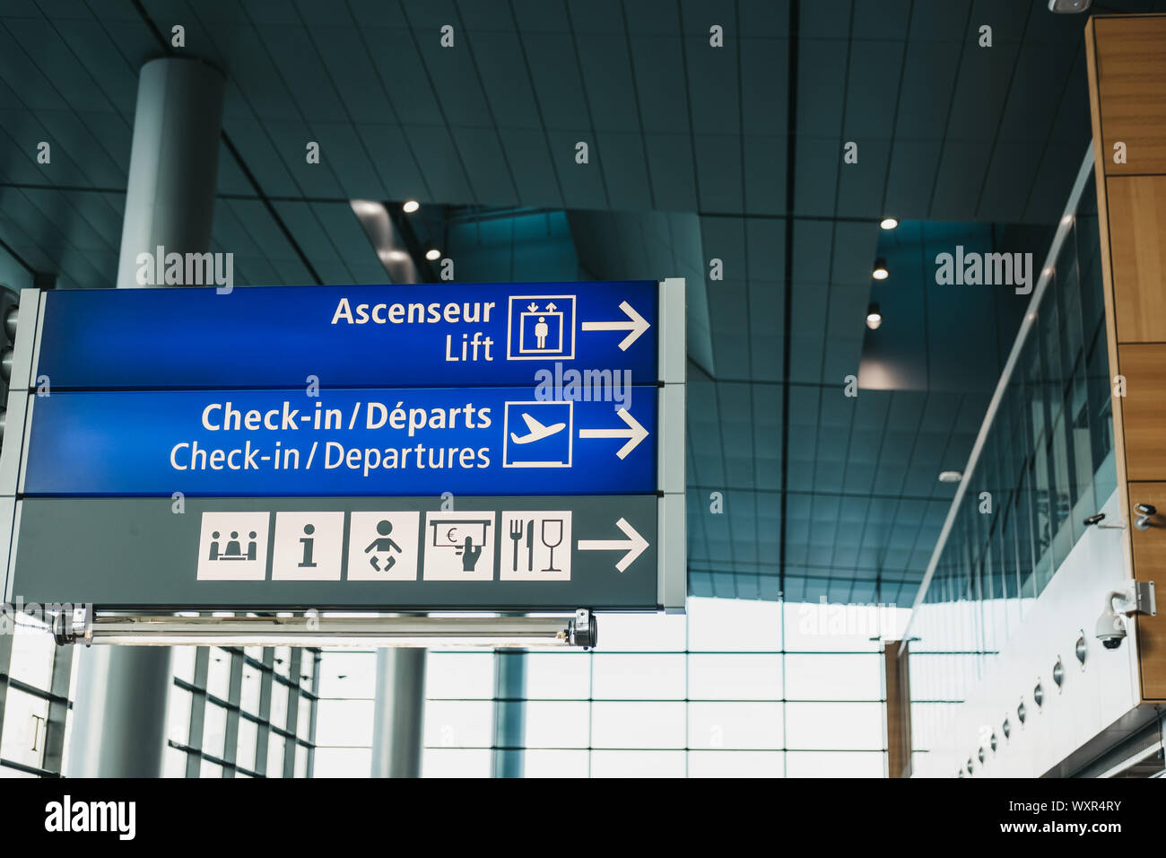 Directional signs to departures, lift and other facilities in an ...